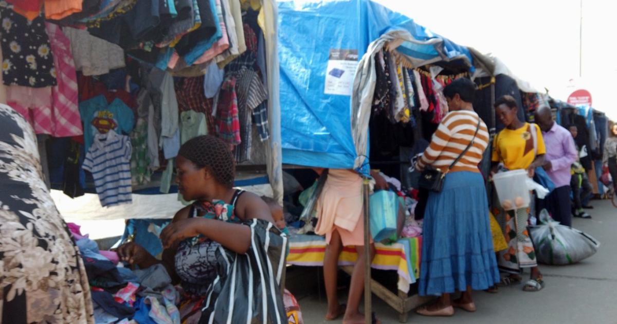 Salaula: Zambiya'nın ikinci el kıyafet pazarı | Independent Türkçe