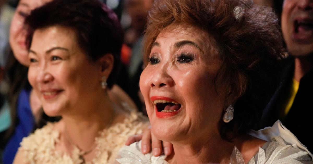 En İyi Kadın Oyuncu Ödülü'nü alan Michelle Yeoh'nun annesinin tepkisi ...