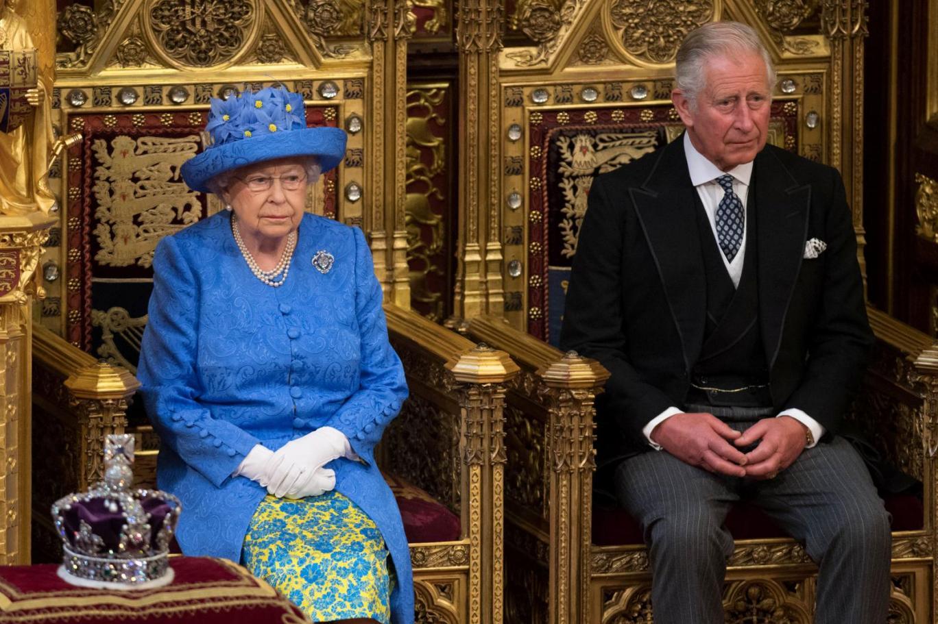 Kraliçe II. Elizabeth'in yer aldığı banknot, pul ve pasaportlar ...
