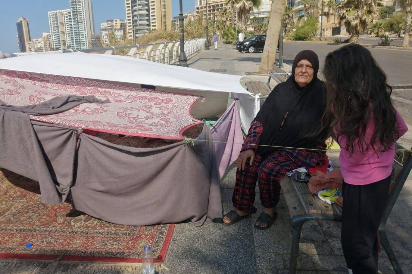 Lamia Ferhat evi haline gelen Beyrut Kordonunu süpürüyor | Independent ...